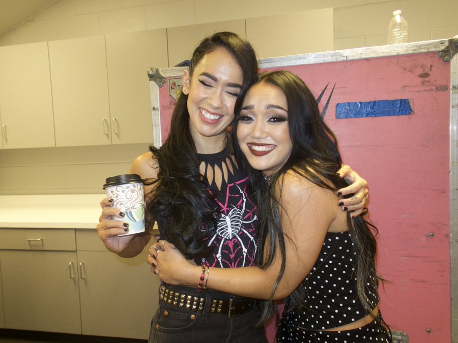 WWE News: Roxanne Perez, AJ Lee recreate famous picture - F4W/WON